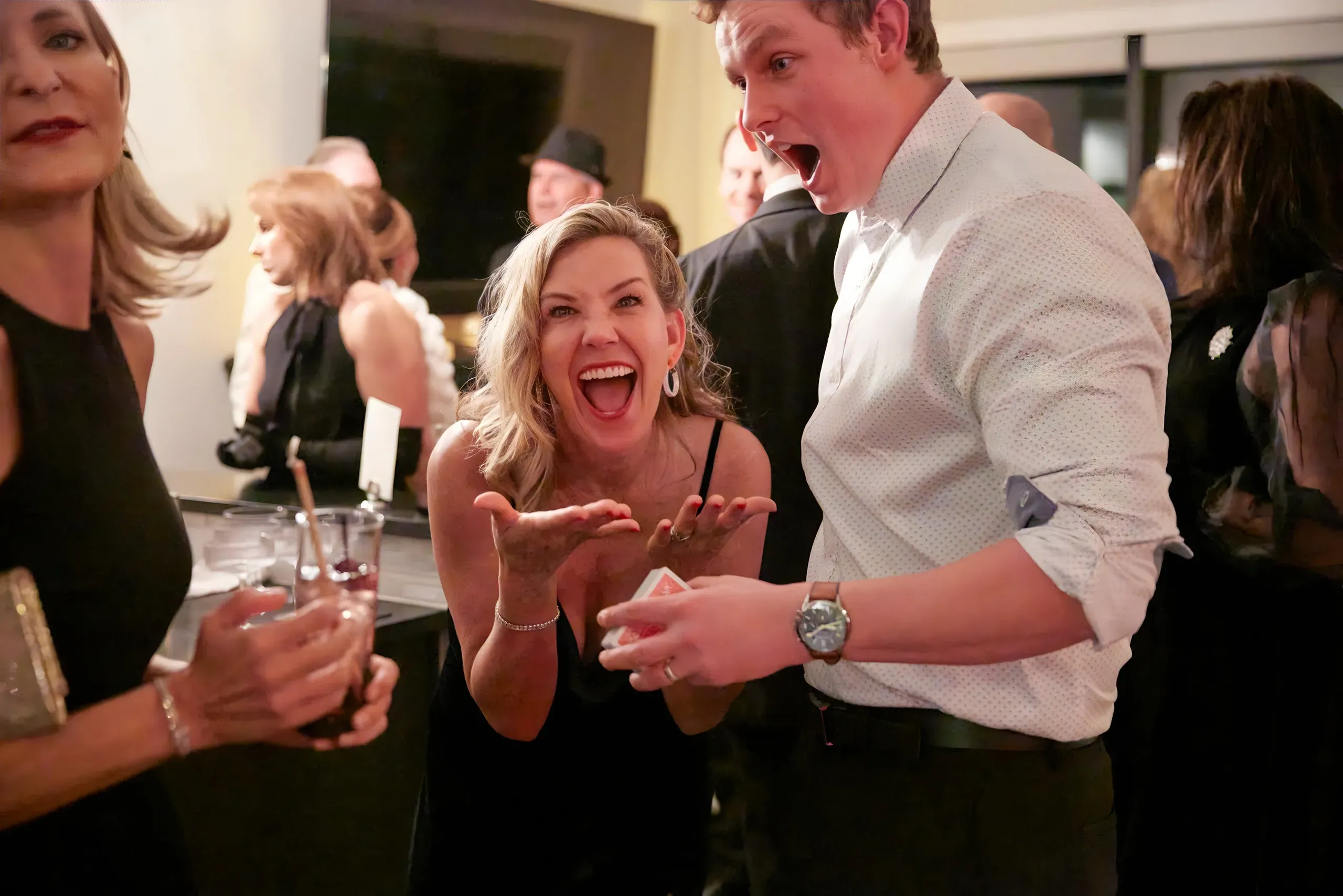 What is Close-Up Magic? The Complete Guide for Corporate Events | James ...